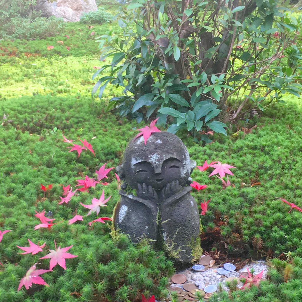 What is Jizo? The mystery of the stone statue with a red bib/apron ...
